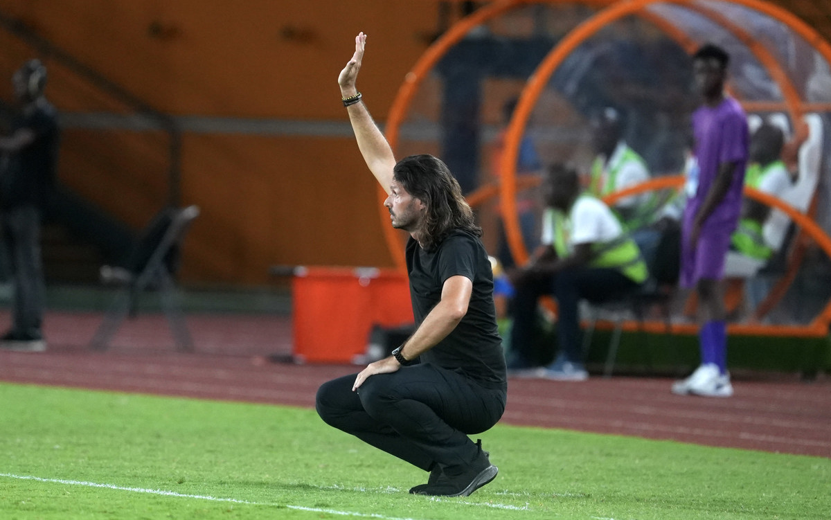 Asec Mimosas coach, Chevalier content with vital point away from home