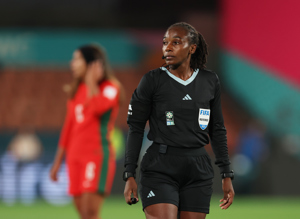 L’arbitre rwandaise Salima Mukansanga dépose son sifflet