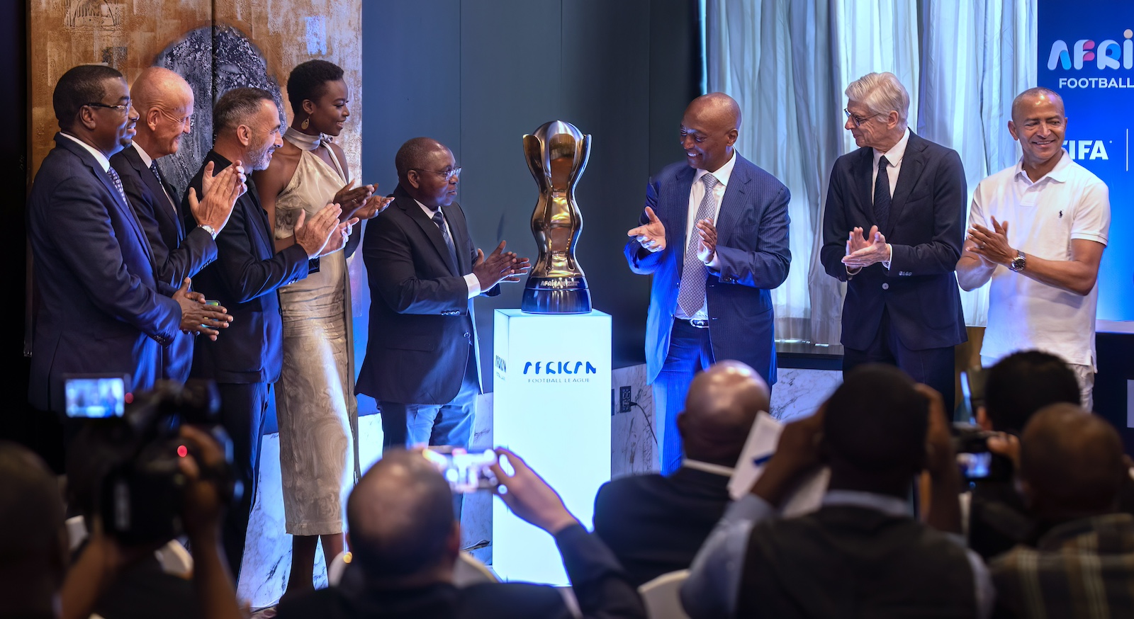 Le Président de la CAF, Dr Motsepe, à dévoilé le trophée de l’African ...